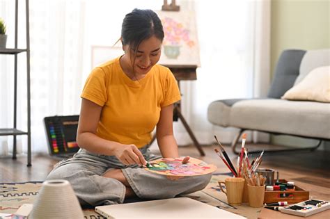 팔레트를 들고 빈 캔버스에 수채화로 그림을 그리는 밀레니엄 세대 여성 예술 창조적 인 취미 및 여가 활동 개념 25 29세에 대한 스톡 사진 및 기타 이미지 Istock