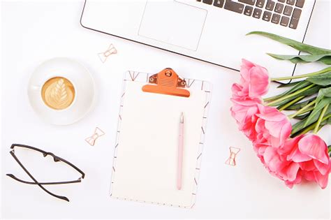 여성 노동자 데스크톱 노트북 꽃 및 다른 사무실의 상위 뷰 항목을 제공합니다 여성 창조적인 디자인 작업 영역입니다 0명에 대한