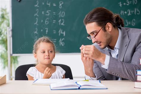 교실에 어린 소녀가 있는 선생님 교실에 어린 소녀가 있는 선생님 사진 배경 및 무료 다운로드를위한 그림 Pngtree