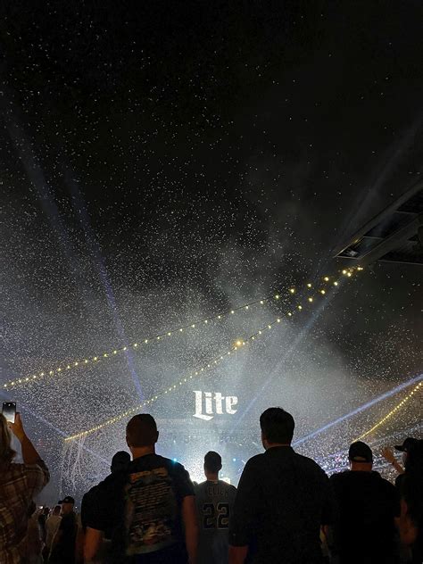 콘서트 중 색종이 조각과 조명이 내려옵니다 사진 Unsplash의 무료 남자 이미지