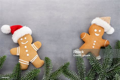 파스텔 배경에 진저 브레드 남자 쿠키와 크리스마스 장식 0명에 대한 스톡 사진 및 기타 이미지 0명 갈색 겨울 Istock