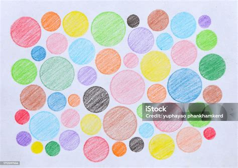 종이 그림 배경에 여러 가지 빛깔의 물방울 무늬가 있다 색연필 스케치 손으로 그린 기이 한 원 가능성에 대한 스톡 사진 및 기타 이미지 Istock