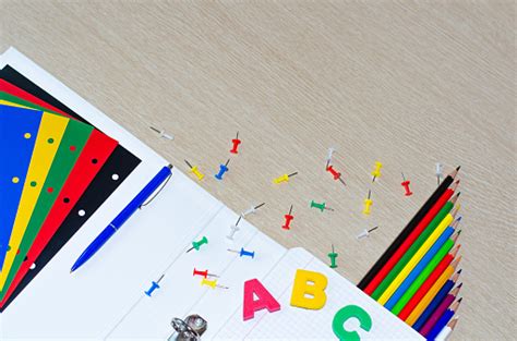 나무 배경에 학교 용품과 편지의 다채로운 구성 공간을 복사합니다 플랫 레이 학교 개념으로 돌아갑니다 0명에 대한 스톡 사진 및