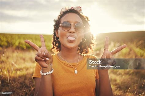자연 자유 평화 손짓은 시골에서 해질녘에 여자가 표시하고 여행하는 동안 행복하고 만족하며 초상화 잔디 흑인 여성이 도로 여행을 즐기고 시골 풍경에서 휴식을 취하고 있다