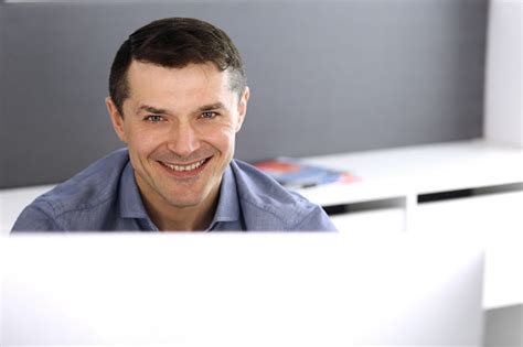 현대 사무실에서 컴퓨터로 작업하는 사업가 직장에서 남성 기업가 또는 회사 이사의 헤드 샷 비즈니스 개념 30 39세에 대한 스톡 사진 및 기타 이미지 Istock