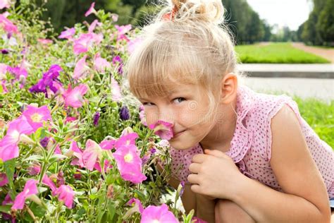 Het Meisje Geniet Van De Geur Van Bloemen Stock Afbeelding Image Of Dochter Vrolijk