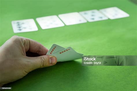 카지노 포커 플레이어의 손에 두 명의 조커 게임에서 행운 카지노 게임 테이블의 배경에 남자의 손에 카드를 재생합니다 가능성에 대한 스톡 사진 및 기타 이미지 Istock