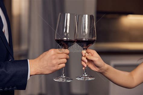 红酒高脚杯碰杯特写高清图片下载 正版图片 摄图网