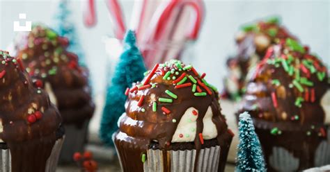 테이블에 스프링클이 뿌려진 컵케이크 사진 Unsplash의 무료 크리스마스 이미지