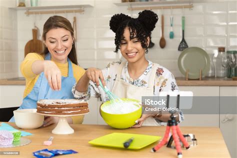 케이크를 만들고 비디오를 촬영하는 아름다운 음식 블로거 20 24세에 대한 스톡 사진 및 기타 이미지 20 24세 25 29세 2명 Istock