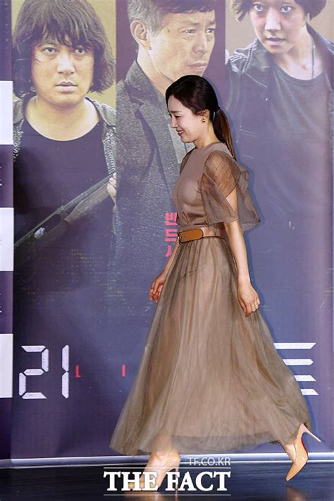 문정희 진서연 누드톤and블랙 극과 극 매력 발산 Tf사진관 포토 기사 더팩트