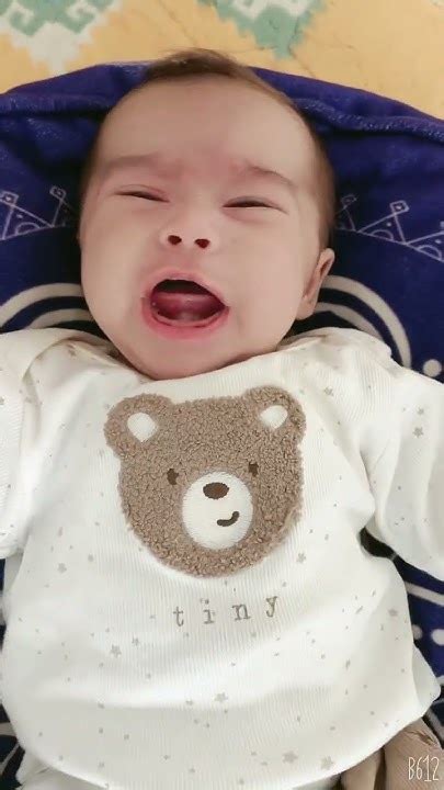 حرکات با صدای زیبای نوزاد دو ماهه الینا Youtube