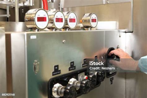 수리 고 의료 장비의 조정입니다 조제 학의 생산에 대 한 컴퓨터의 유효성 검사 의약품의 생산을 위한 기계를 수리 하는 남자 Stem 주제에 대한 스톡 사진 및 기타 이미지