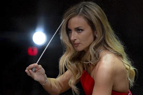 Una Venezi A Venezia La Nomina Del Direttore Dorchestra Per La Guida