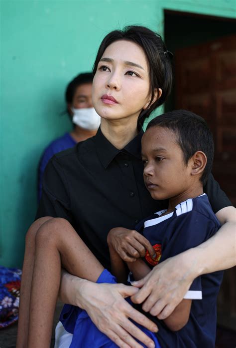 ‘셀럽 김건희 여사를 바라보는 두 가지 시선 시사저널