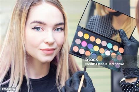 메이크업 아티스트는 소녀의 눈에 메이크업을합니다 아이 섀도우 팔레트 뷰티 살롱 클로즈업 갈색에 대한 스톡 사진 및 기타 이미지 Istock