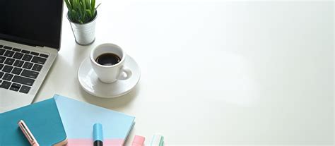 노트북 화분 펜 마커 펜 및 스택 노트북을 둘러싸고 있는 작업 책상에 작은 접시를 넣어 클로즈업 작업 공간 커피 컵 0명에 대한 스톡 사진 및 기타 이미지 Istock