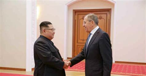 방북한 러시아 외무장관 만나는 김정은