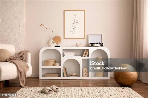 흰색 화장실 디자인 안락의자 모형 포스터 프레임 카펫 장식 비닐 레코더 및 개인 액세서리가 있는 거실의 햇살이 잘 드는 밝은 공간 가정 장식을 디자인하십시오 템플렛 0명에