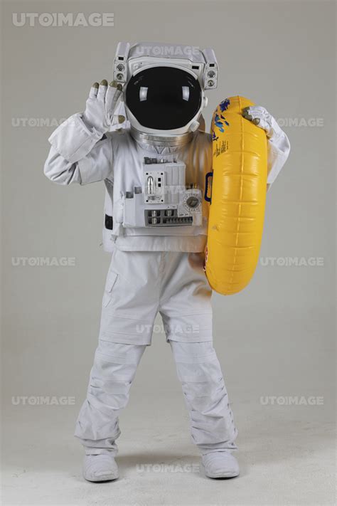 우주 생활 노란색 수영 튜브를 들고 외치는 우주인 전신 유토이미지 상세페이지 베이직샵 사진 21709694