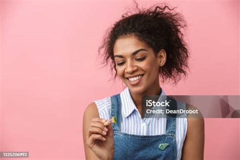 그림 브러시를 들고 분홍색 벽 배경에 고립 포즈를 취하는 행복한 젊은 아프리카 여성 화가 격리에 대한 스톡 사진 및 기타 이미지 격리 예술가 색칠한 이미지 Istock
