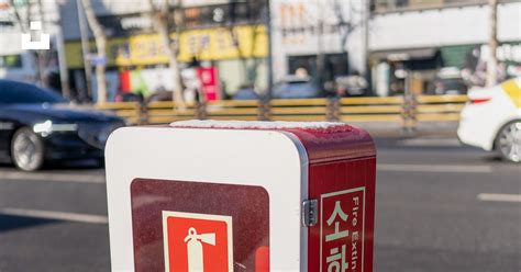 길가에 있는 빨간색과 흰색 소화기 사진 Unsplash의 무료 서울특별시 이미지