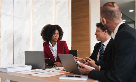 비즈니스 팀 다양한 동료들이 브레인스토밍을 통해 사무실 회의에서 재무 통계에 대해 논의합니다 금융 팀워크 데이터 그래프 차트 개념 3 명에 대한 스톡 사진 및 기타 이미지