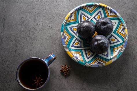 레몬과 자두가 있는 정통 접시 홍차 상단 보기 사진이있는 파란색 세라믹 컵 푸른 색의 정물 0명에 대한 스톡 사진 및 기타 이미지 Istock