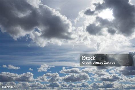 구름과 푸른 하늘 배경입니다 맑은 푸른 하늘과 배경 사용에 대 한 일 시간에 흰 구름의 이미지입니다 0명에 대한 스톡 사진 및