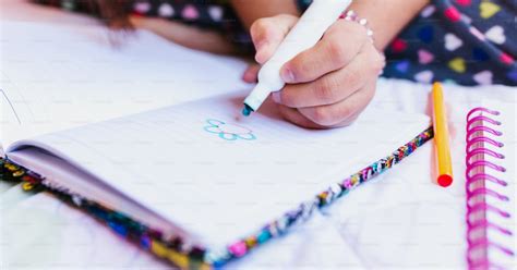 다운 증후군을 가진 라틴 소녀는 라틴 아메리카의 장애 개념에서 노트북에 그림을 그립니다 사진 Unsplash의 창조성 이미지