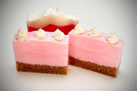 무료 이미지 식품 담홍색 빵 굽기 디저트 요리 수제의 딸기 생일 케이크 사치 착빙 아름다움 단맛 제작품