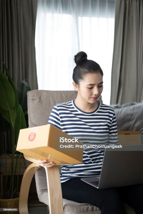 골판지 상자를 들고 노트북 컴퓨터에서 주문을 확인하는 중소기업 소유자 25 29세에 대한 스톡 사진 및 기타 이미지 25 29세 고객 기업가 Istock