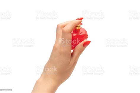 흰색 배경에 격리된 빨간 손톱을 가진 여자 손에 빨간 향수 병 감각 지각에 대한 스톡 사진 및 기타 이미지 감각 지각 매니큐어 미용술 메이크업 화장품 Istock