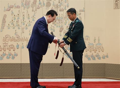 尹대통령 軍 중장 진급자 7명에게 강한 군대의 중심이 돼 달라