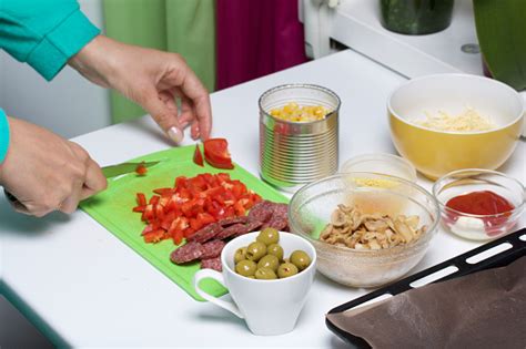 여자 조각 퍼프 페스트 리에서 만든 피자에 대 한 달콤한 고추 재료는 테이블에 배치 됩니다 건강한 식생활에 대한 스톡 사진 및 기타 이미지 Istock