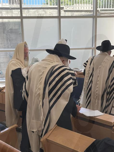 Rabbi Zvi Thau Blue Fringes Techeiles Tekhelet Techelet Tcheiles