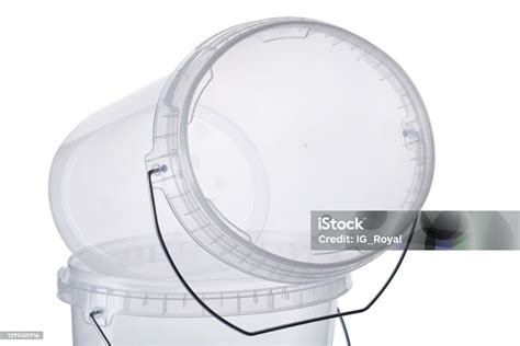 투명 한 뚜껑투명 타원형 플라스틱 양동이 흰색 배경에 플라스틱 용기 흰색에 고립 된 식품 플라스틱 상자 식품 또는 페인트 접착제 실란트 제품 포장 0명에 대한 스톡 사진 및