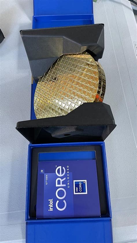 A Closer Look At The Intel Core I9 12900k Retail Package Techpowerup