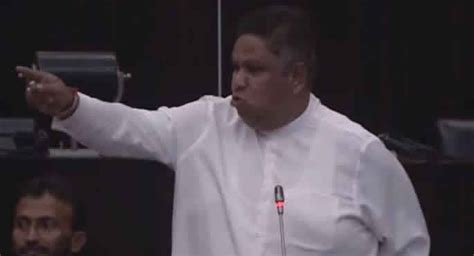 ඩෝබිලා කියනවා එළියට ඇවිත් කියන්නලු වරප්‍රසාද තිබ්බත් නැතත් අපි බය නෑ චාමර සම්පත් ~ Gossip