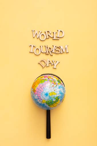 세계 관광의 날 텍스트는 지구본과 돋보기가있는 노란색 배경에 나무 글자로 된 텍스트 0명에 대한 스톡 사진 및 기타 이미지 0명 9월 개념 Istock