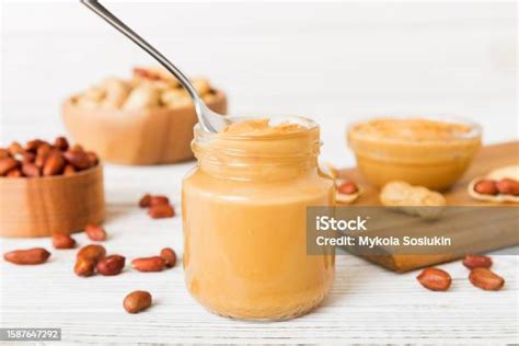 땅콩 버터와 땅콩 한 그릇이 테이블 배경에 있다 복사 공간이 있는 평면도 작은 그릇에 크림 같은 땅콩 파스타 0명에 대한 스톡 사진 및 기타 이미지 Istock