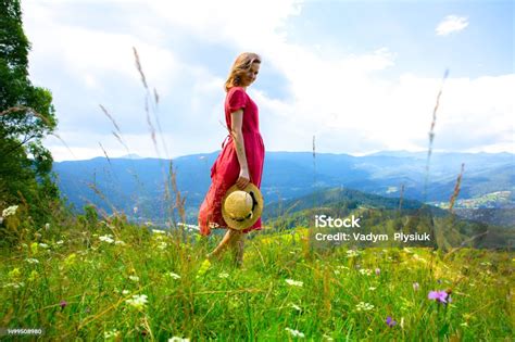 아름다운 소녀 산 린넨 드레스와 밀짚 모자를 쓴 여성 여행 주변 놀라운 여름 자연 조화와 방랑자 개념 소박한 자연 스타일 동적 사진을 위해 바람이 불고 있습니다 강에 대한