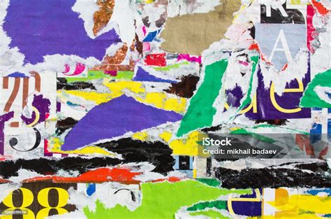 찢어진 오래된 종이 포스터와 접착제의 더러운 흔적플래카드 찢어졌다 문자와 숫자 텍스처 배경 클리핑에서 다채로운 콜라주 가능성에