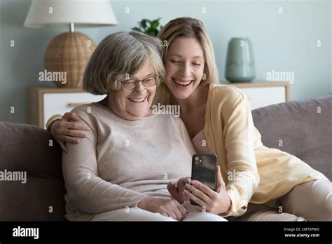 Oma Und Enkelin Fotos Und Bildmaterial In Hoher Auflösung Alamy