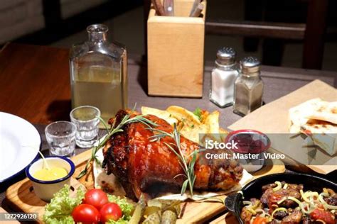 구운 돼지 고기 무릎 양파와 함께 쇠고기 간 튀김 맥주 펍 스포츠 바 고추냉이 보드카와 돼지 고기 무릎 갈색에 대한 스톡 사진 및 기타 이미지 Istock