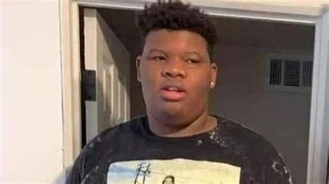 비디오 한 젊은이가 올랜도의 기계적 매력으로 공허에 빠져 죽는 충격적인 순간 Infobae