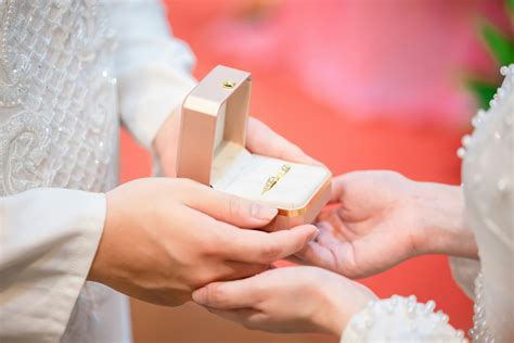 감정 검은 색 양복 격식 있는 결혼 결혼 반지 결혼 사진 결혼식 그레이스케일 꽃무늬 드레스 남편 낭만적인 로맨스 링 교환 반짝이는 부케 블랙 앤