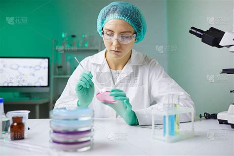 在制药实验室工作的妇女