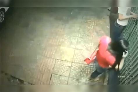 情侣深夜刚到家忽然发现不对劲，监控拍下可恨的画面监控情侣画面