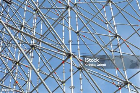 푸른 하늘 배경에 금속 파이프 프레임 구조입니다 튜브의 산업 건설은 위쪽으로 상승합니다 프로세스 작성 및 결합 요소 보기 직선